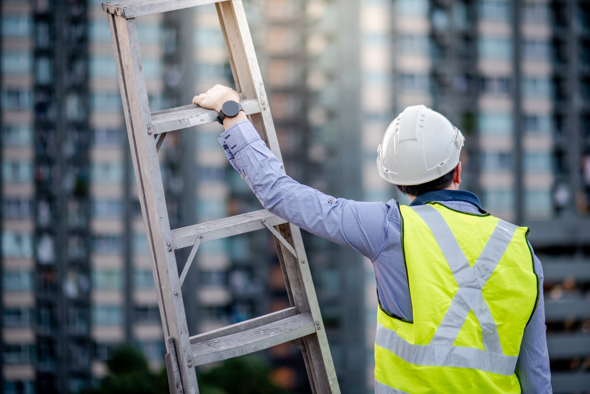 Fiberglass vs Aluminum Ladders | Pros and cons Explained - House of Ladders